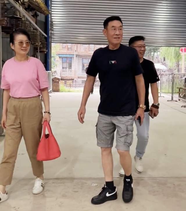 Du Zhiguo took his three-married wife to play, and he wore a big gold watch with a cold attitude ...