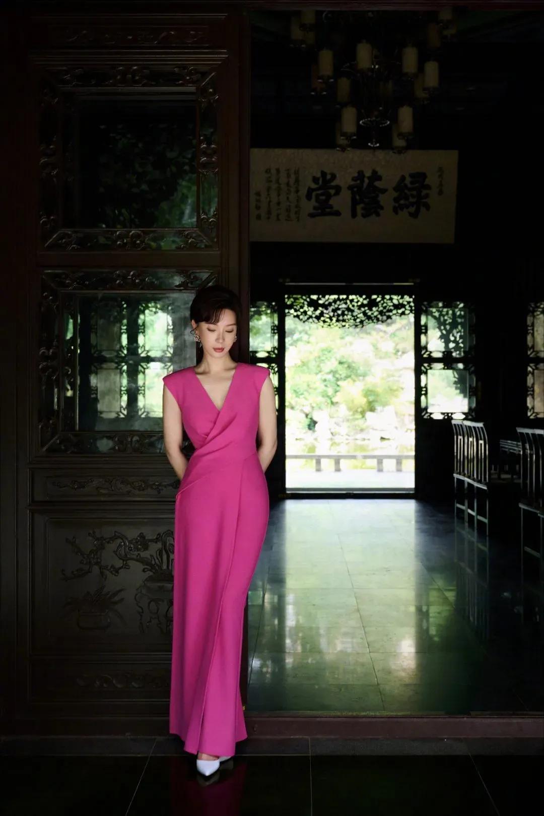 Chen Shu is elegant and charming in a rose red dress - iMedia