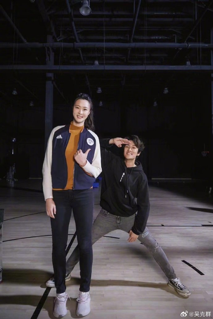 Wu Kequn posted a group photo with Hui Ruoqi's mother and daughter and ...