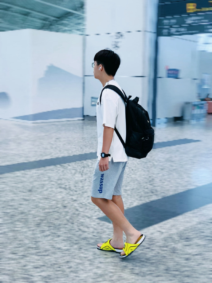 Sister-in-law Ding Ling released a recent photo of her son: wearing ...