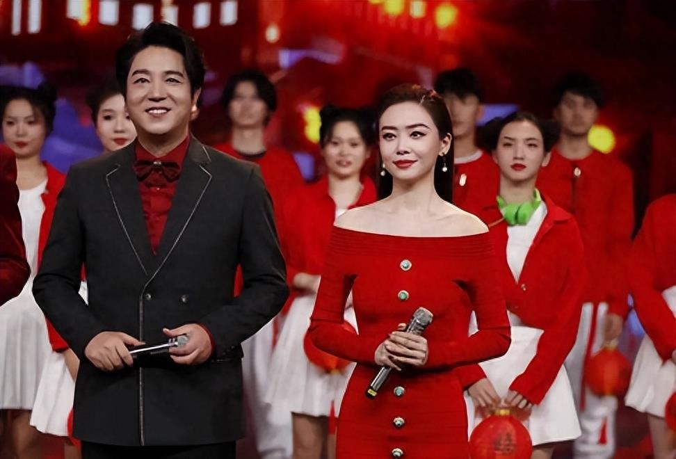 A new generation female host of CCTV, with good looks and talent ...