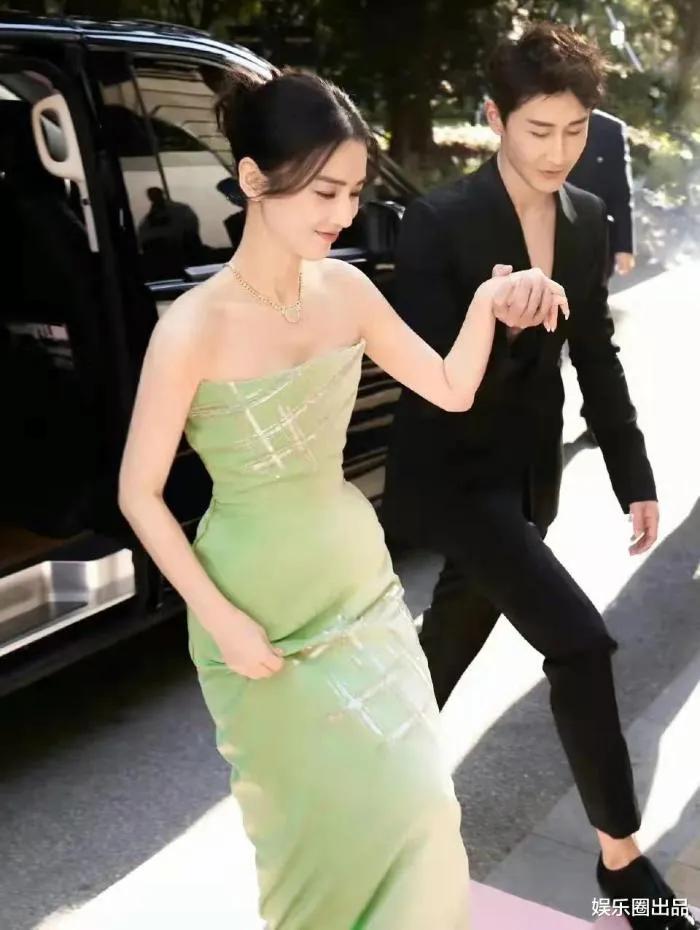 Huang Shengyi's picture became popular, she got out of the car and bent ...