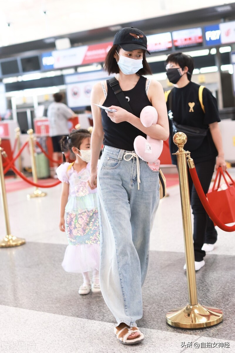 Yinger and her daughter appeared at Beijing Capital Airport - iNEWS