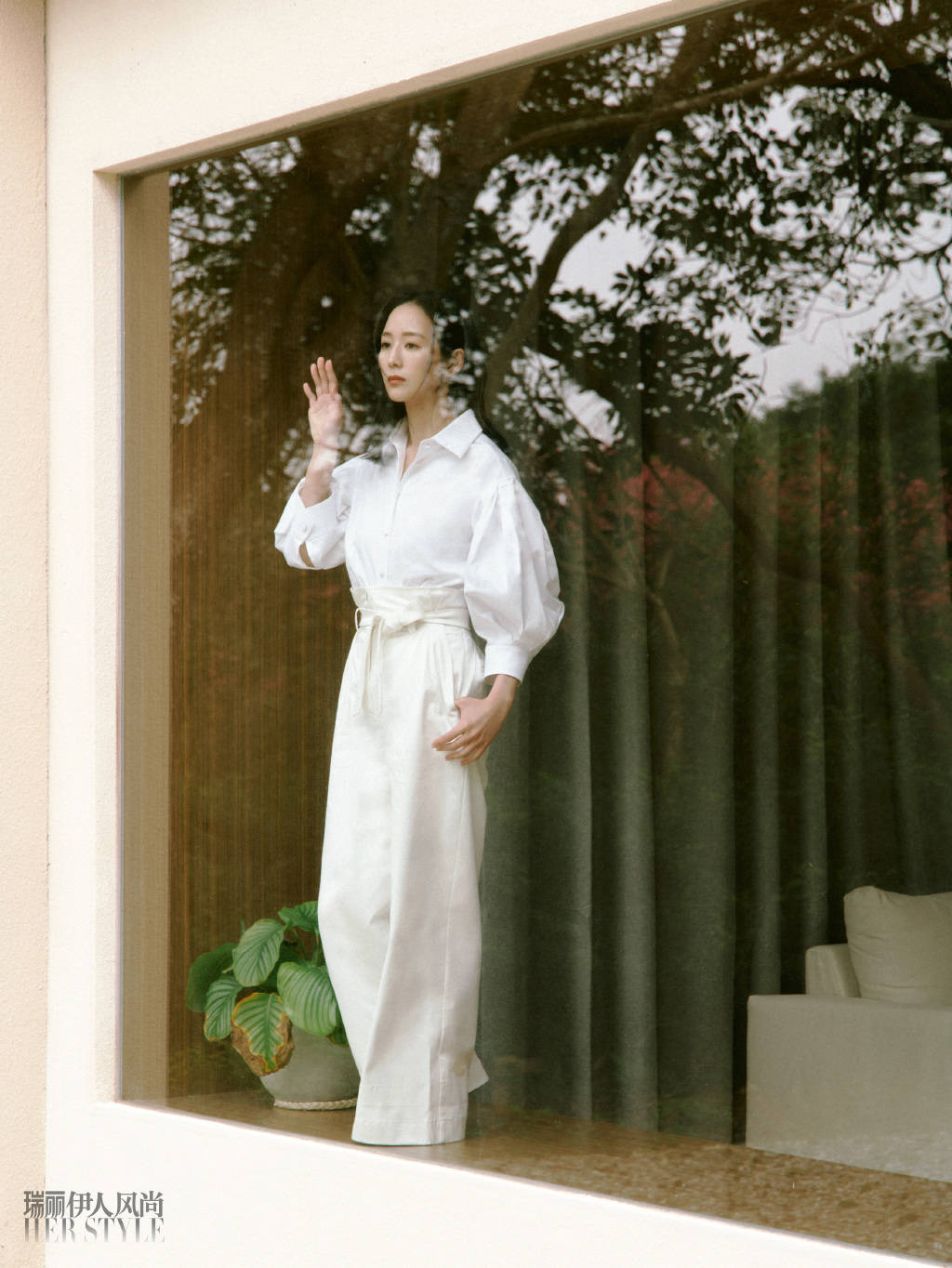 Zhang Junning's latest blockbuster wears a black vacuum dress to show ...