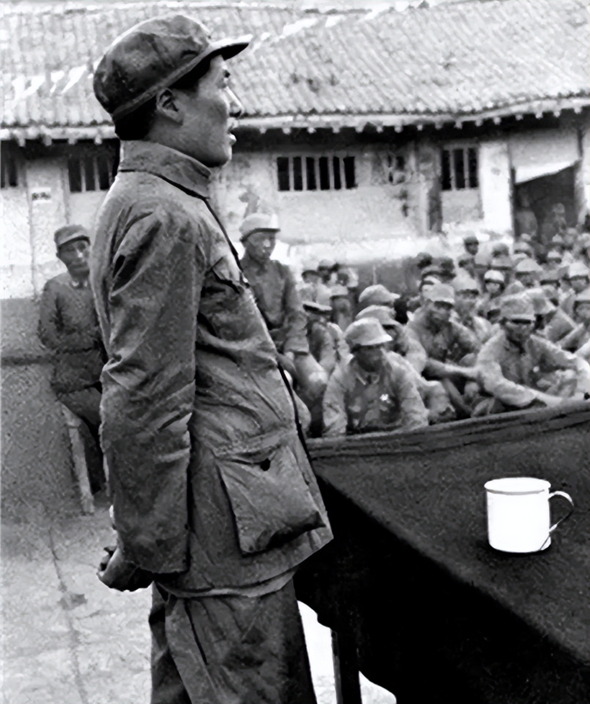 Knowing that Mao Zedong led the Red Army, Lu Xun asked his friend with ...