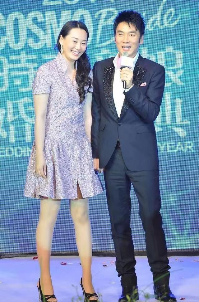 Lin Yilun's second wife made a rare appearance! Wearing a floral skirt ...