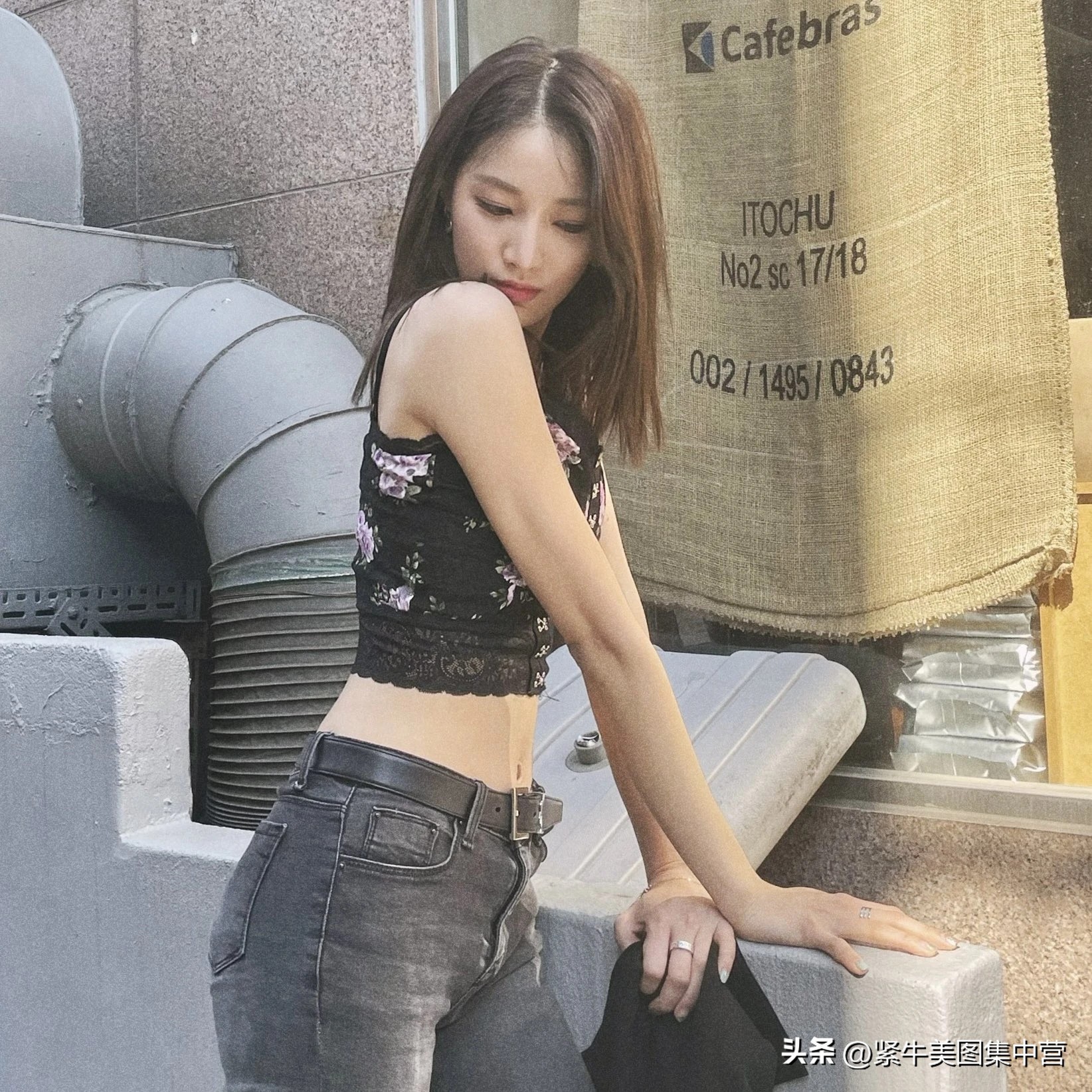 Saebom Skinny Jeans Photo - iNEWS
