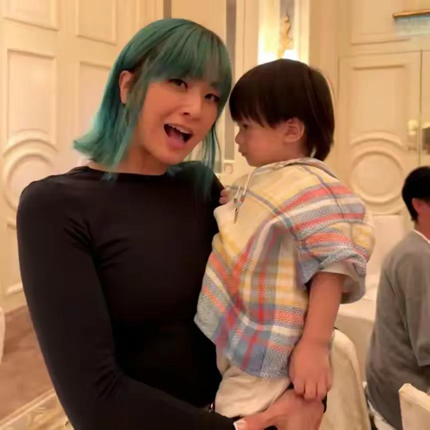 Hong Kong actor Li Cansen held a 100-day banquet for his son, and Eason ...