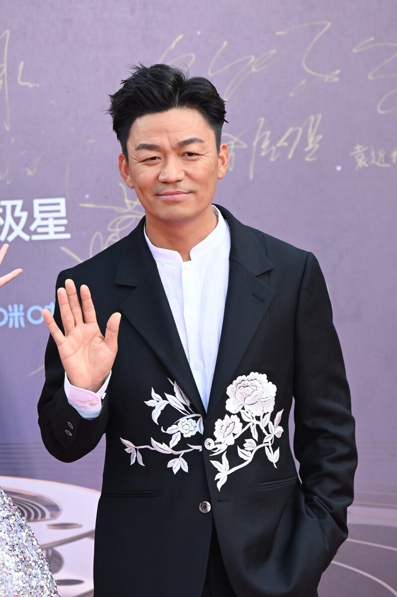 Zhou Dongyu and Sun Yiling's posture are eye-catching, Zhang Yifan is ...