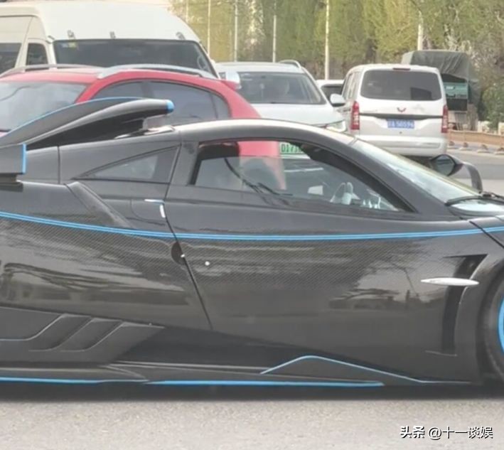 The rich second generation Luo Hao rarely showed up, drove a 40 million ...