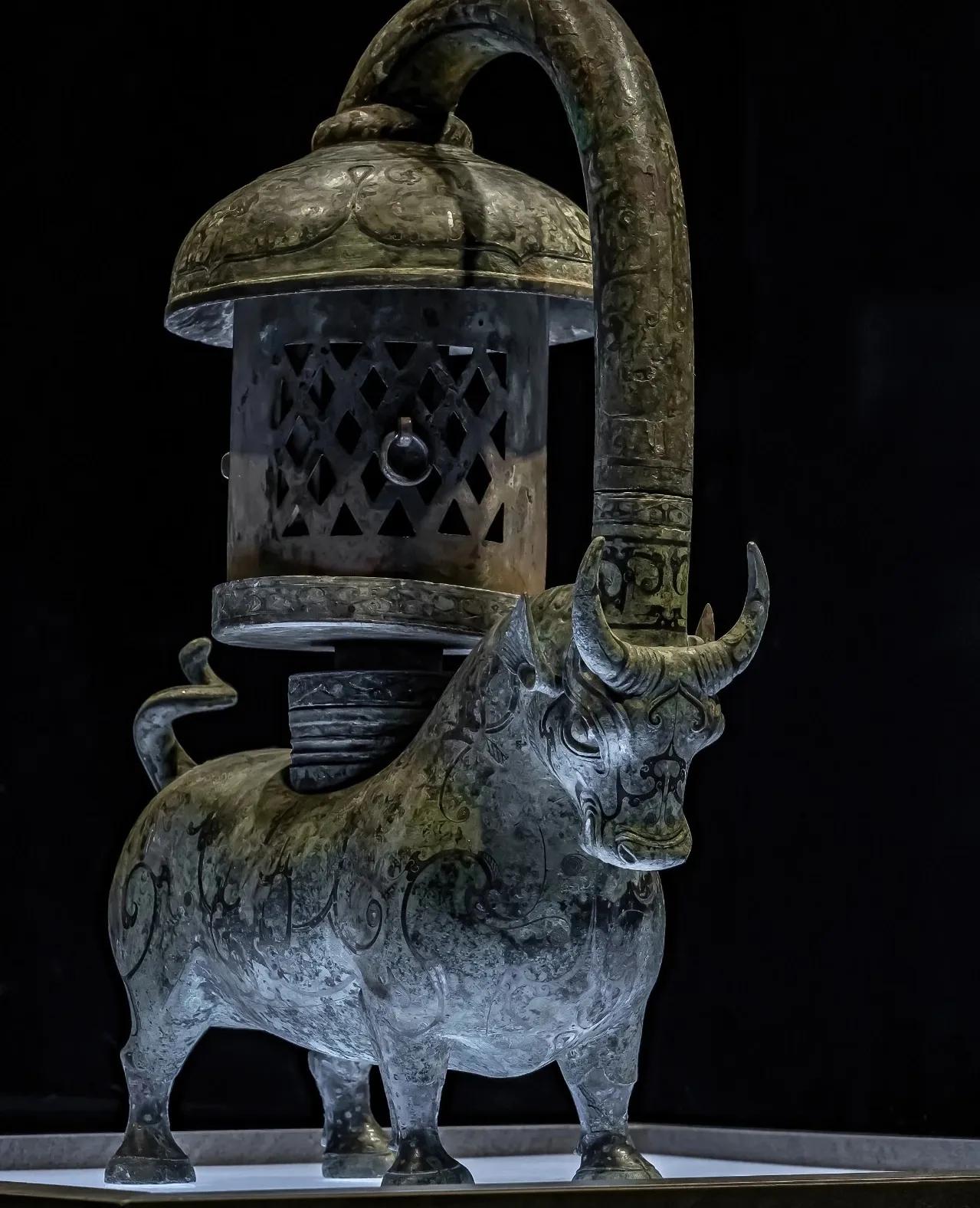 Eastern Han Dynasty Bronze Bull Lamp with Inlaid Silver Decoration - iNEWS