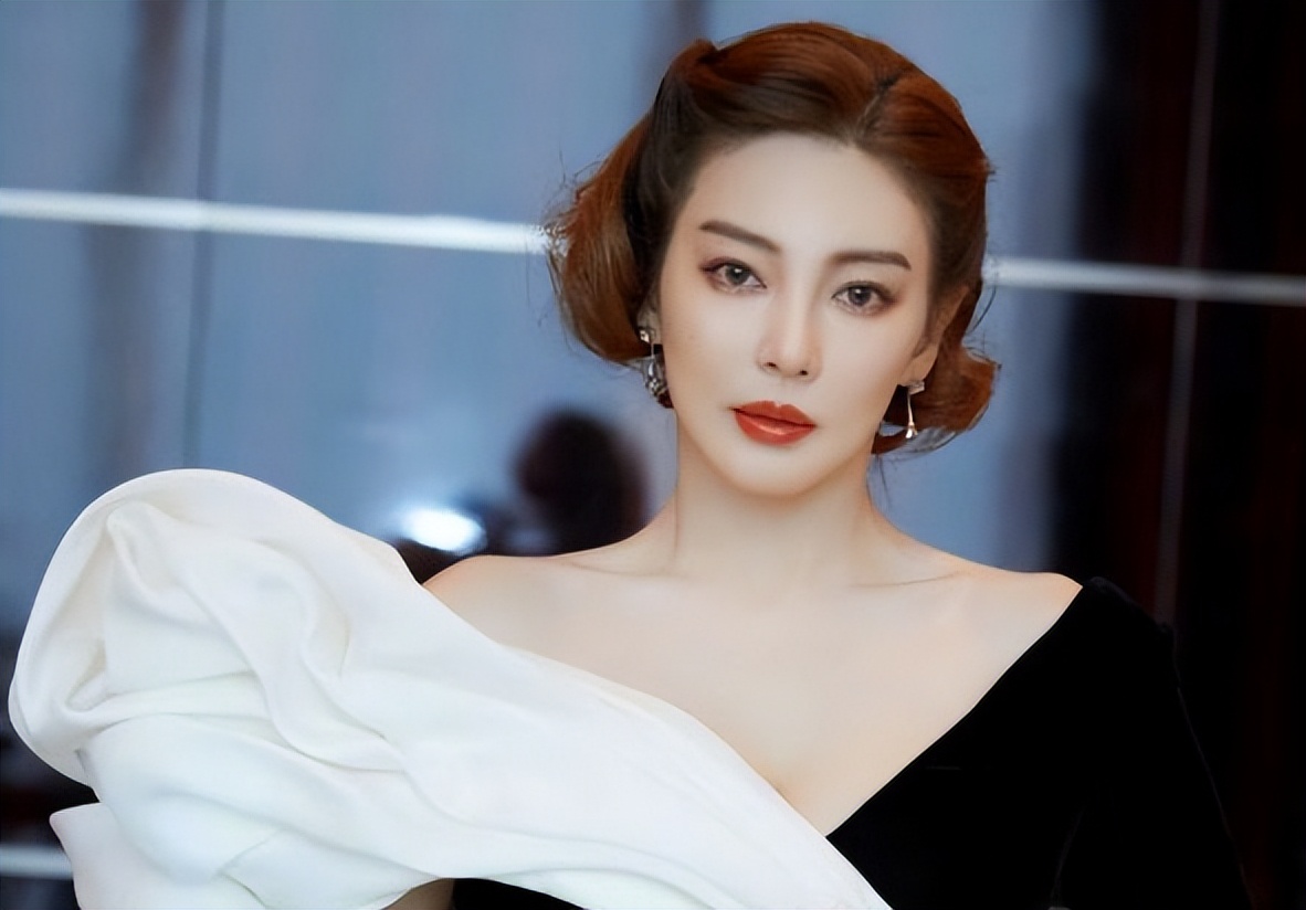 Zhang Yuqi was photographed dating a young boy again, and changed three ...