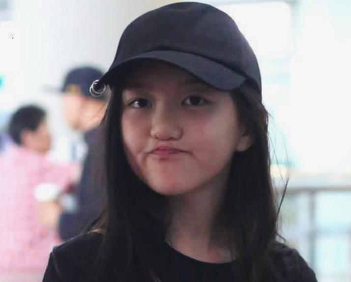 Li Yan visited Sanlitun with her stepmother! Wearing a vest with a bee waist and buttocks ...