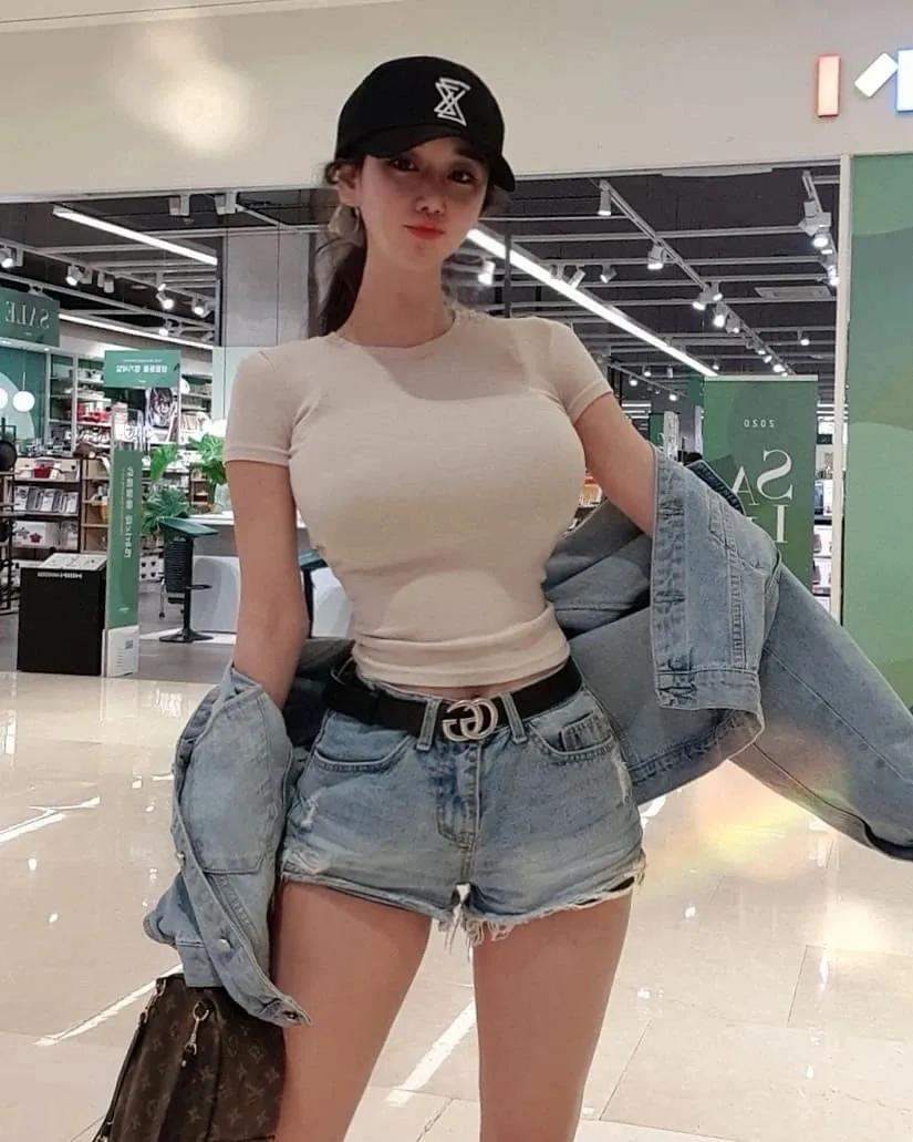 Korean model candyseul, with her outstanding appearance and figure, is known as the live-action ...