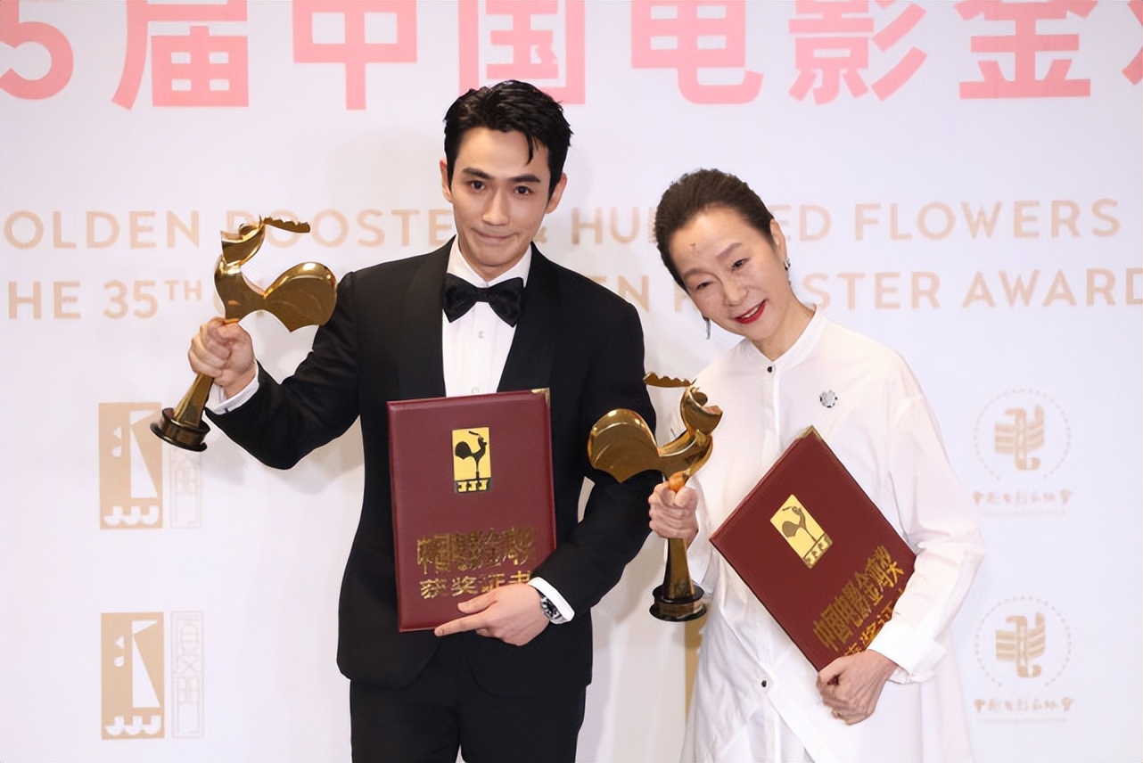 The Golden Rooster Award is wonderful in the same frame: Ni Ni and Chen ...