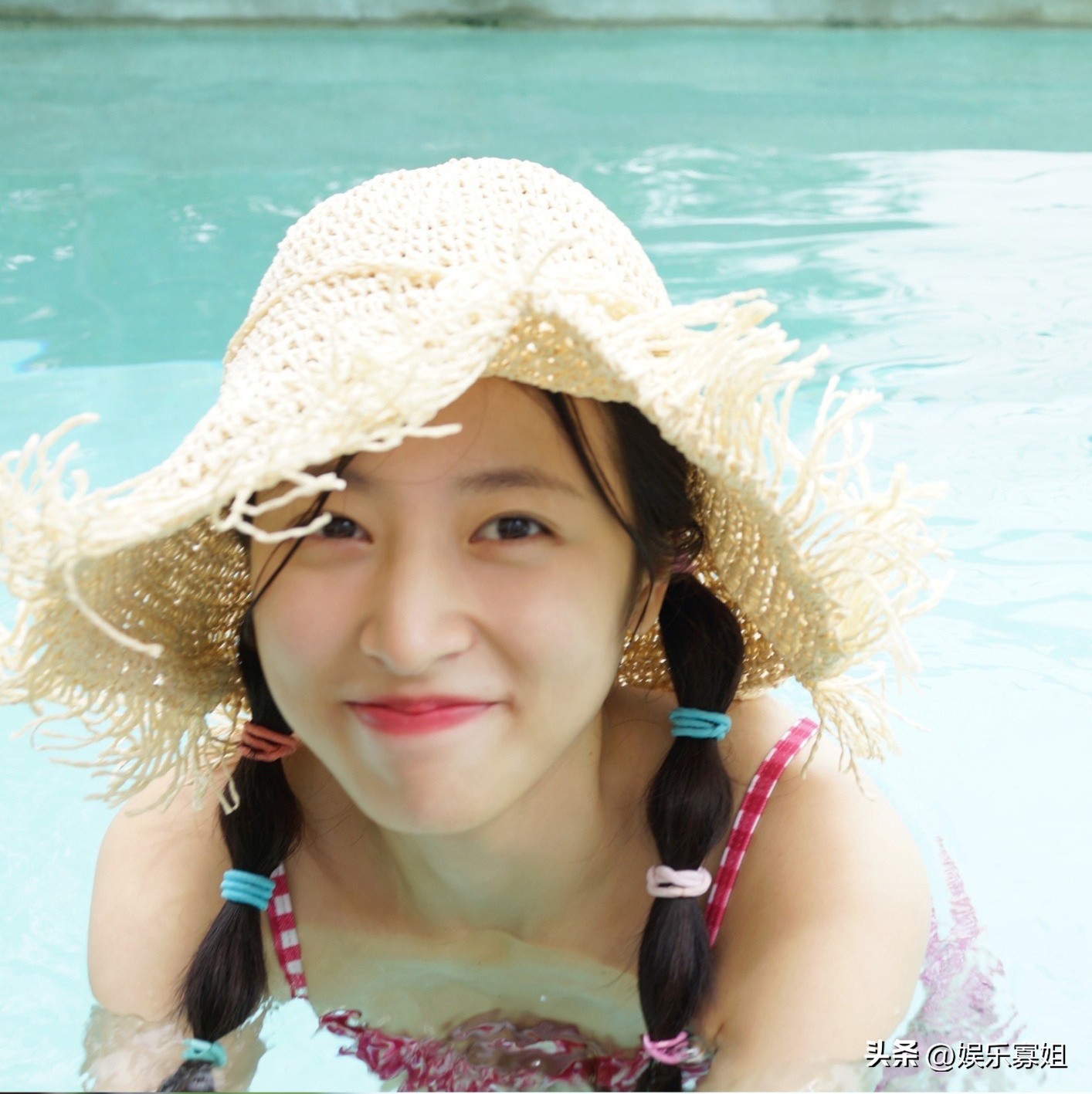 Zhou Yutong shared a 24-year-old summer swimming pool swimsuit photo ...