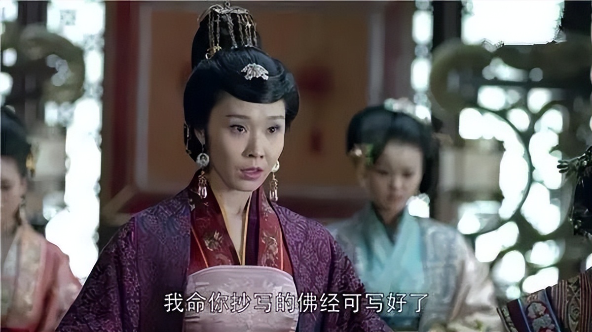 The cards in her hand are exactly the same as Concubine Qi in "The ...
