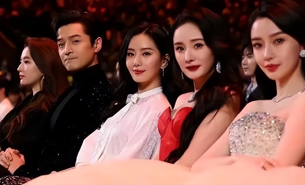 Liu Yifei looks as beautiful as a fairy. After seeing her mother Liu ...