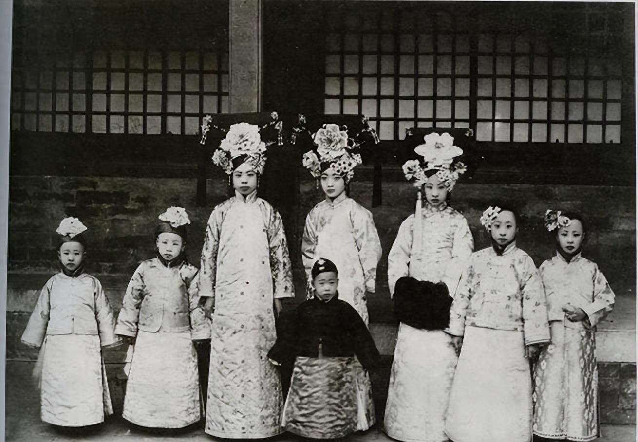 Puyi had no offspring throughout his life, and his brother's three ...