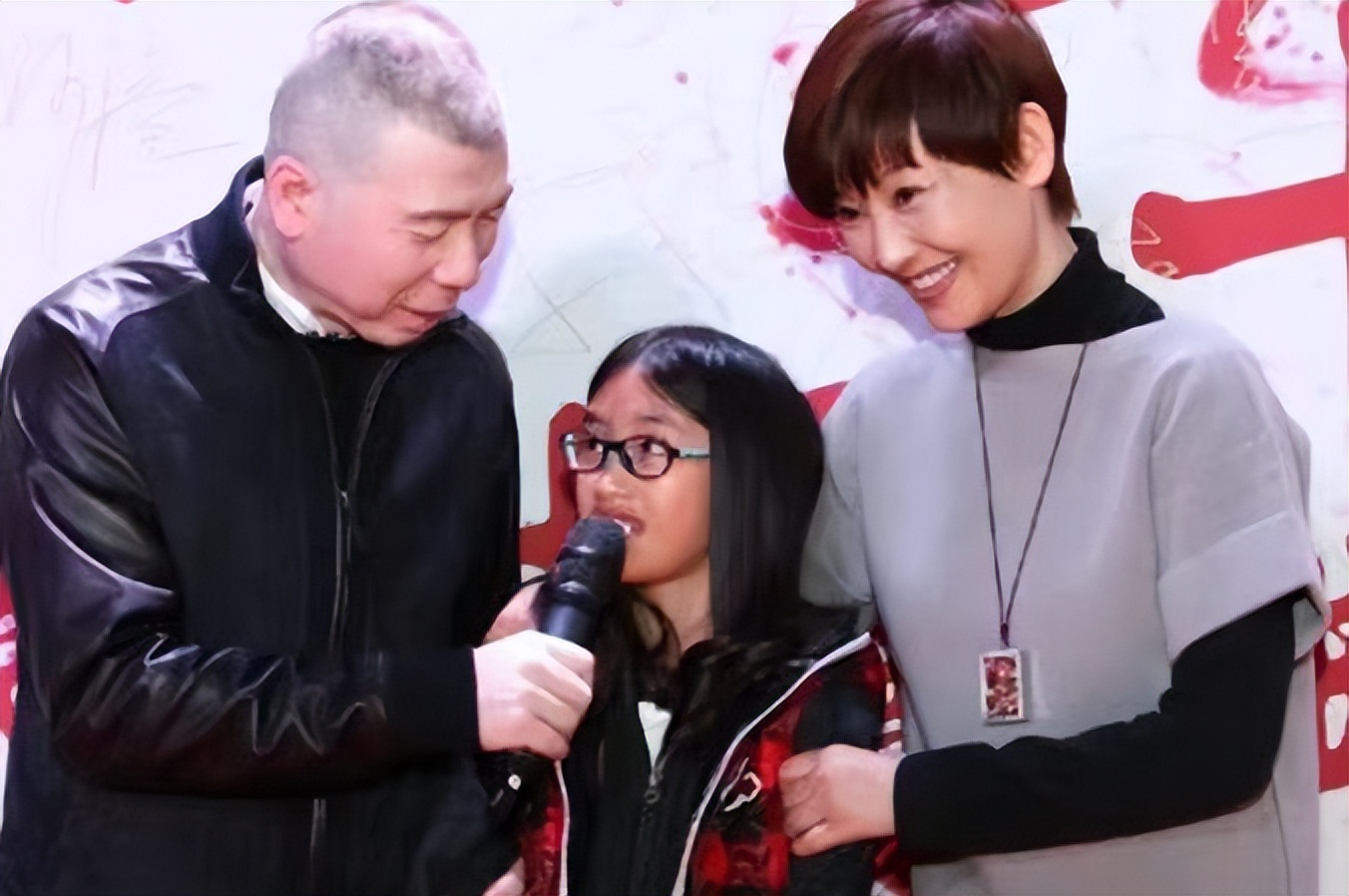 Xu Fan visited the class with her baby without makeup, Feng Xiaogang's indifference caused ...