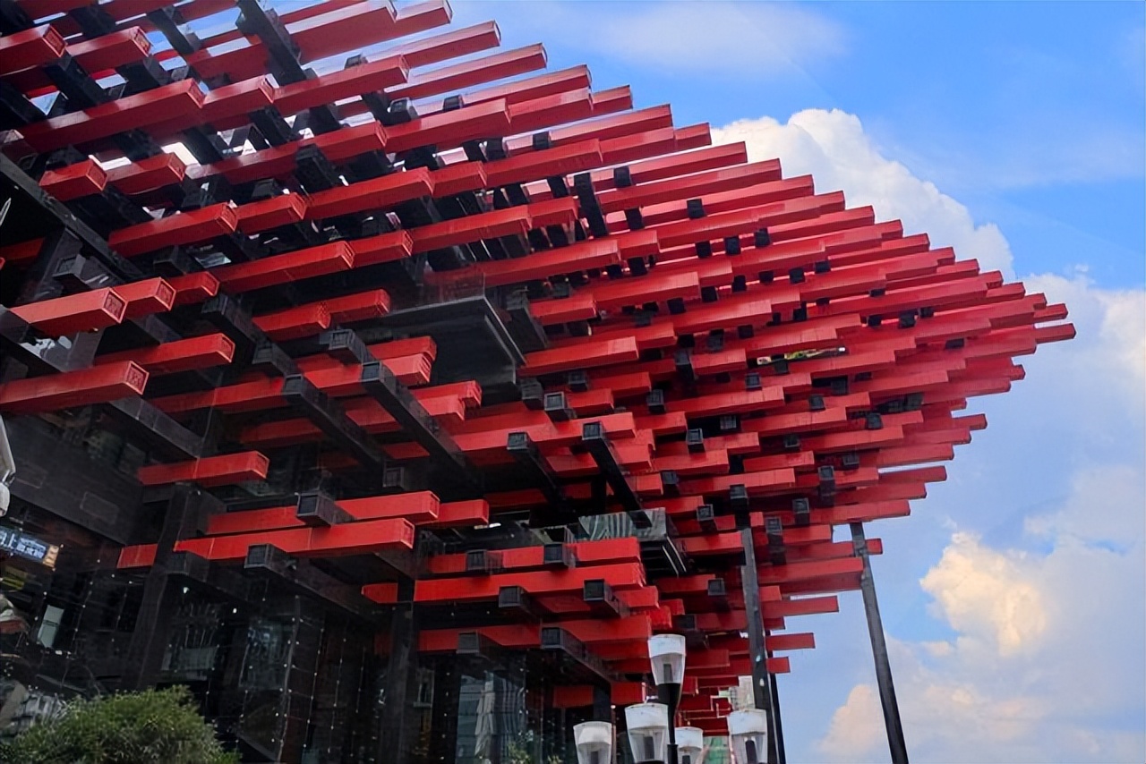 This strange building in Chongqing is made up of many red and black ...