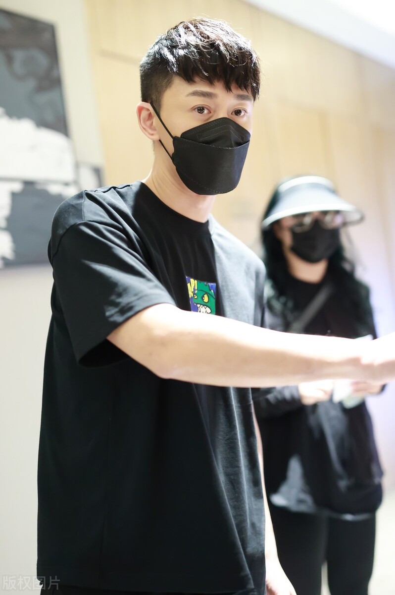 Lin Feng on his way home from get off work - iNEWS