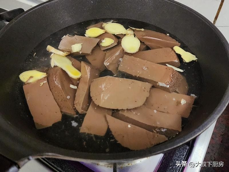 The easy-to-follow "Fried Duck Blood with Leek" is not only delicious ...