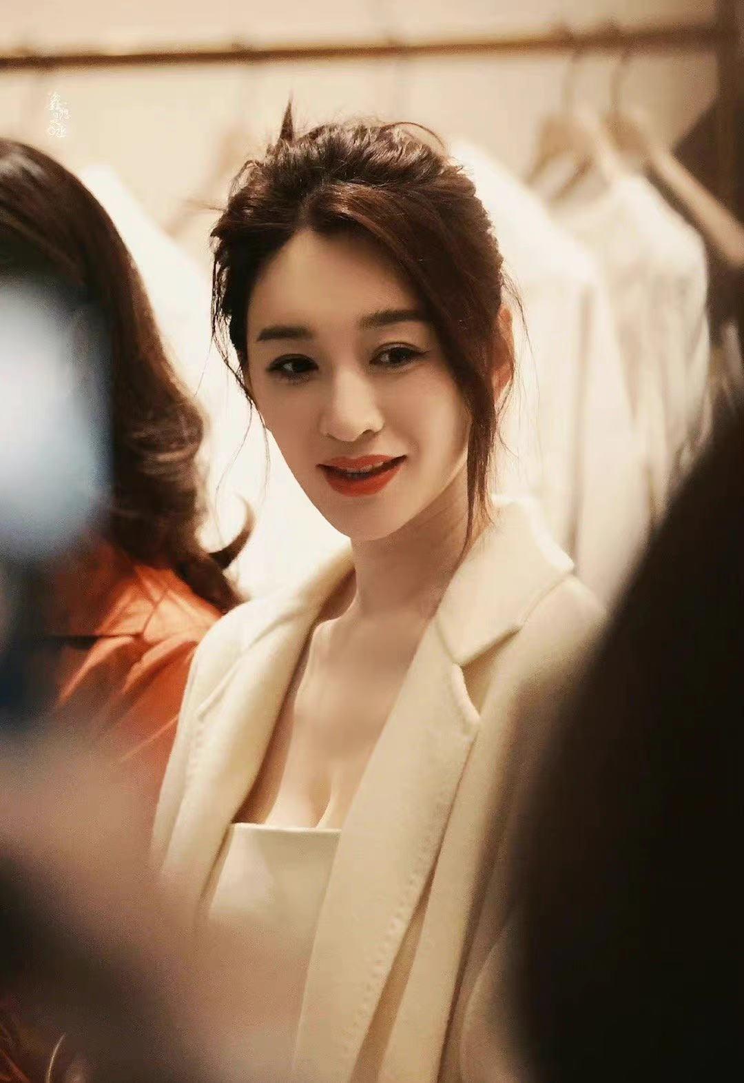 A recent photo of 42-year-old Li Xiaoran was exposed, with fair skin and full of femininity ...