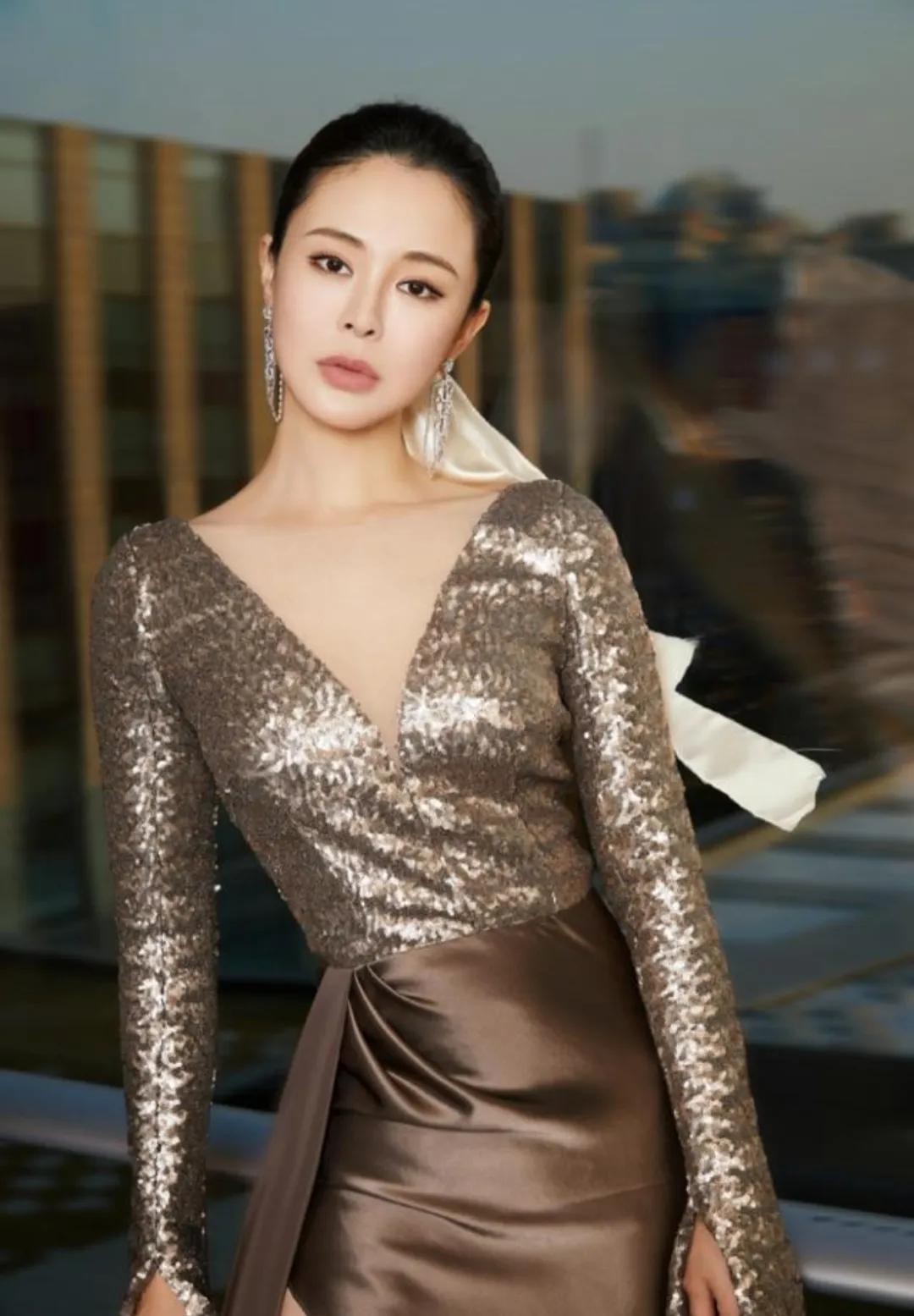 Sexy, charming and compelling Guan Yue photo - iNEWS