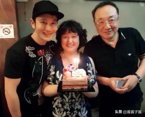 The star took a photo with his parents, Xiao Zhan and his father look ...