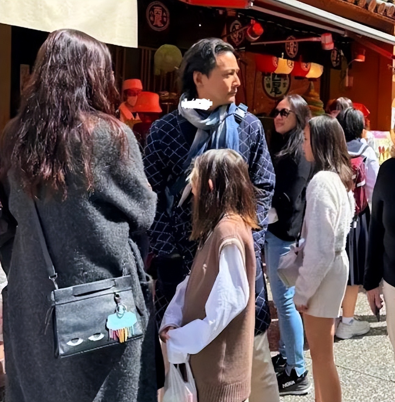 Frontal photo of Wu Yanzu's 10-year-old daughter: dyed pink hair with ...