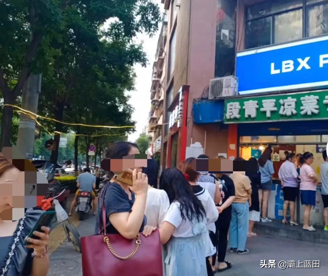 There is a Duan Qingping cold vegetable restaurant along Fengcheng Road ...