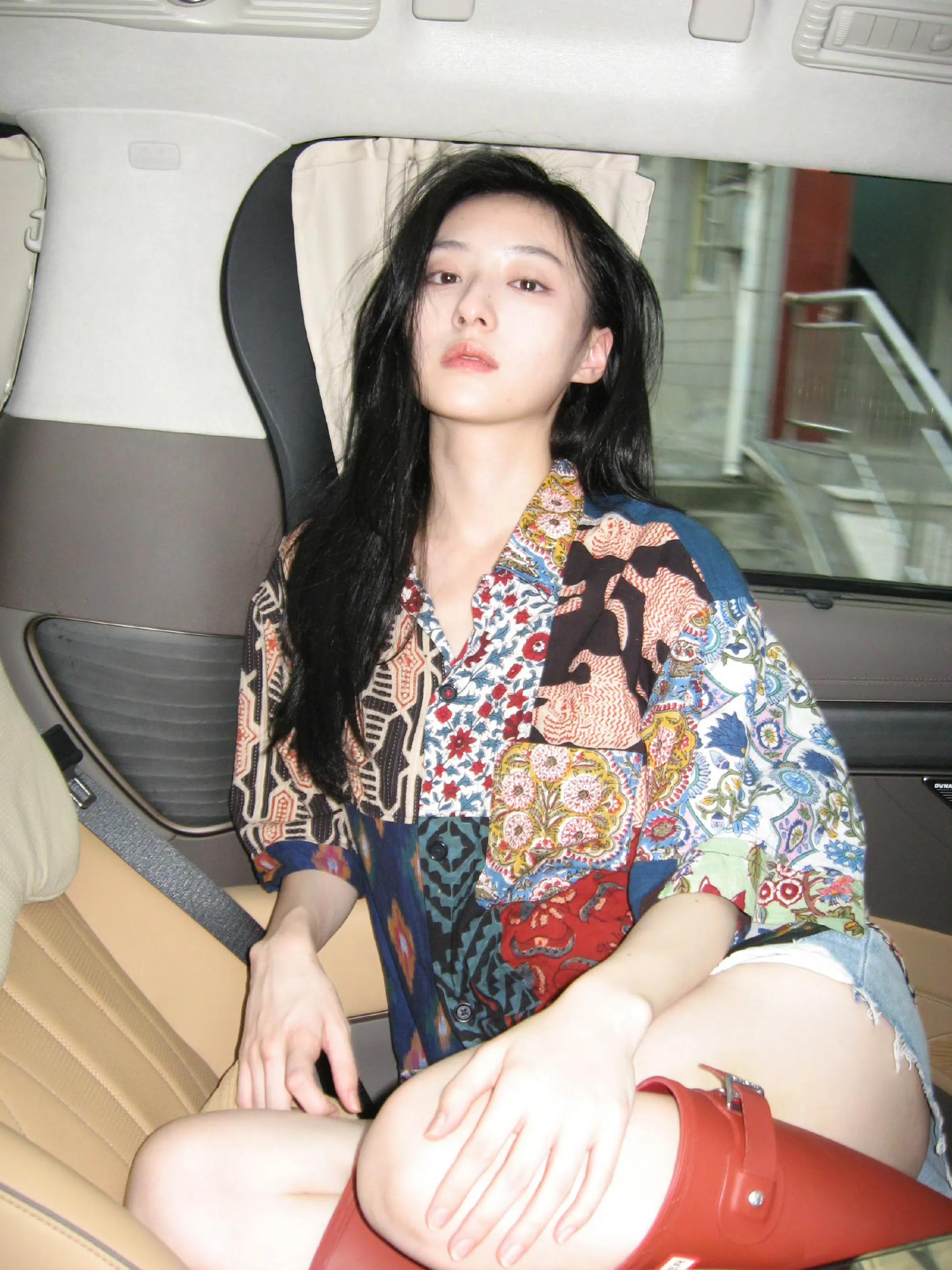 Hu Lianxin has a beautiful atmosphere, a side face favored by the sun ...