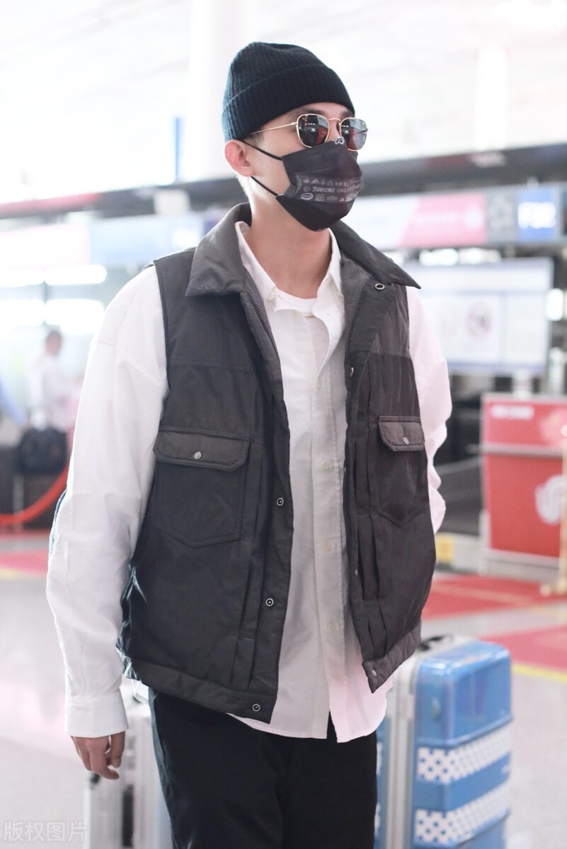 Ou Hao appeared at the airport - iNEWS