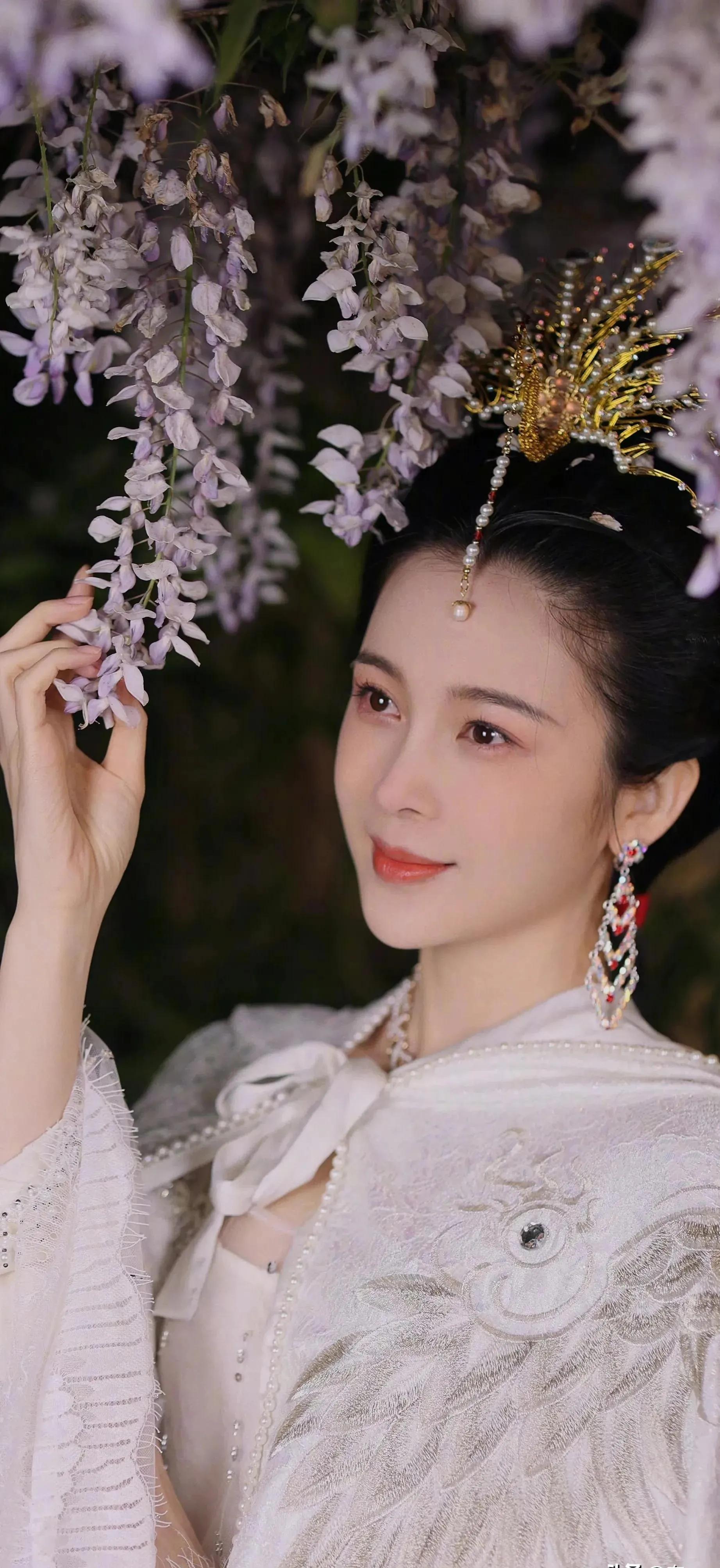 Appreciation of celebrity pictures: pure and beautiful Zhao Yingzi - iNEWS