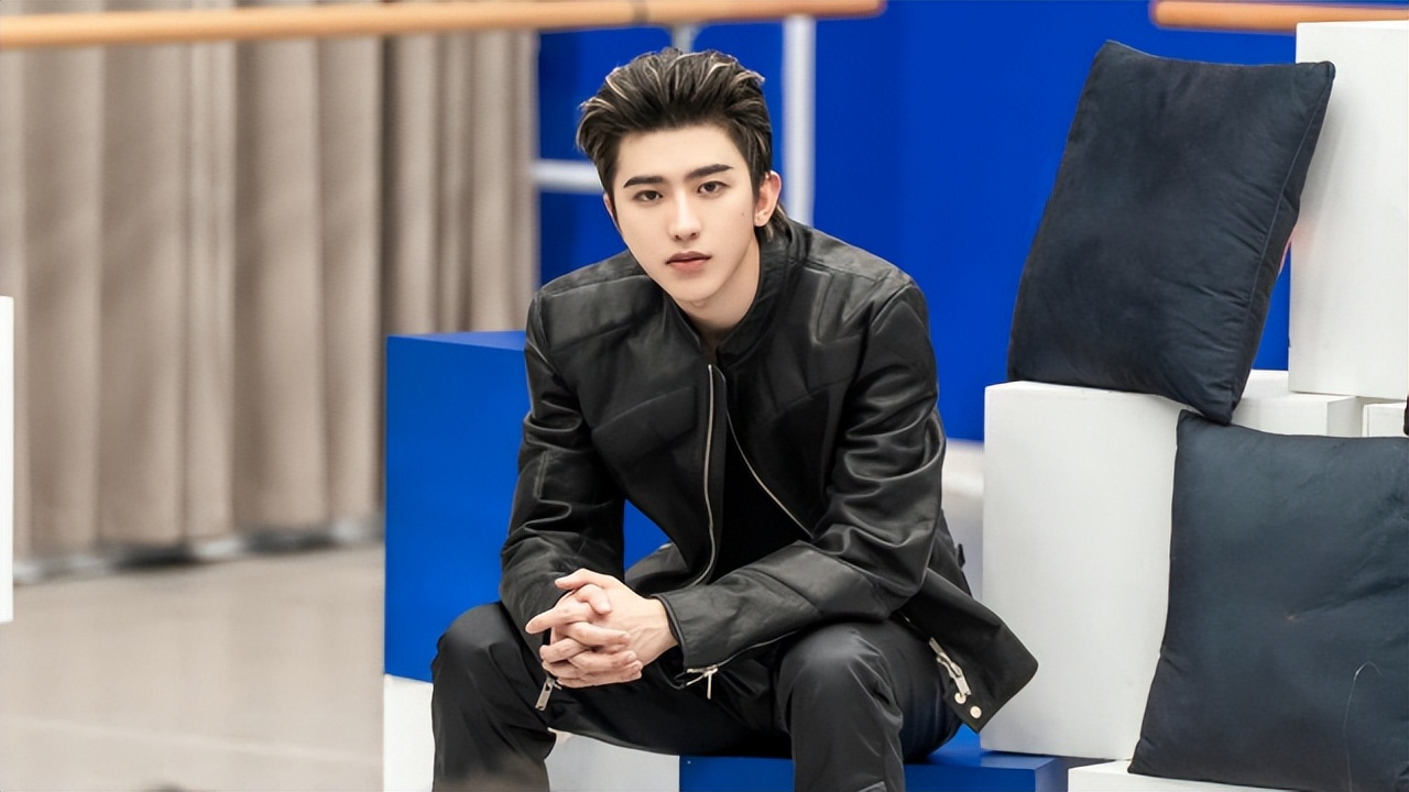 It took Cai Xukun 3 years from a newcomer to a superstar, but it only took 1 day to go from top ...