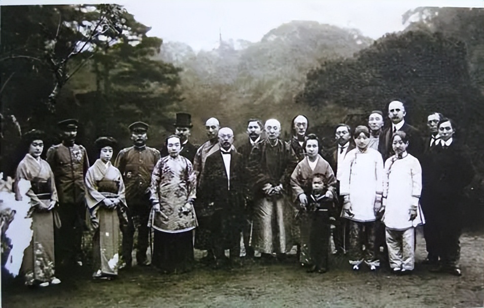 In 1916, Sheng Xuanhuai, a wealthy man in the late Qing Dynasty, passed ...