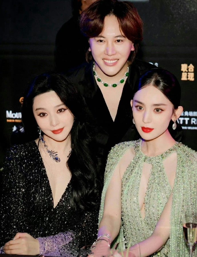 Fan Bingbing and Guli Nazha are in the same frame. The former is ...