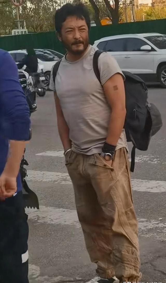 Actor Fu Dalong made a rare appearance, wearing simple clothes and a ...