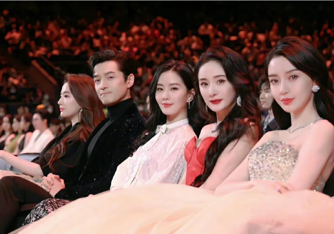 Weibo night is so embarrassing, TFBOYS is so close to the world, Deng ...