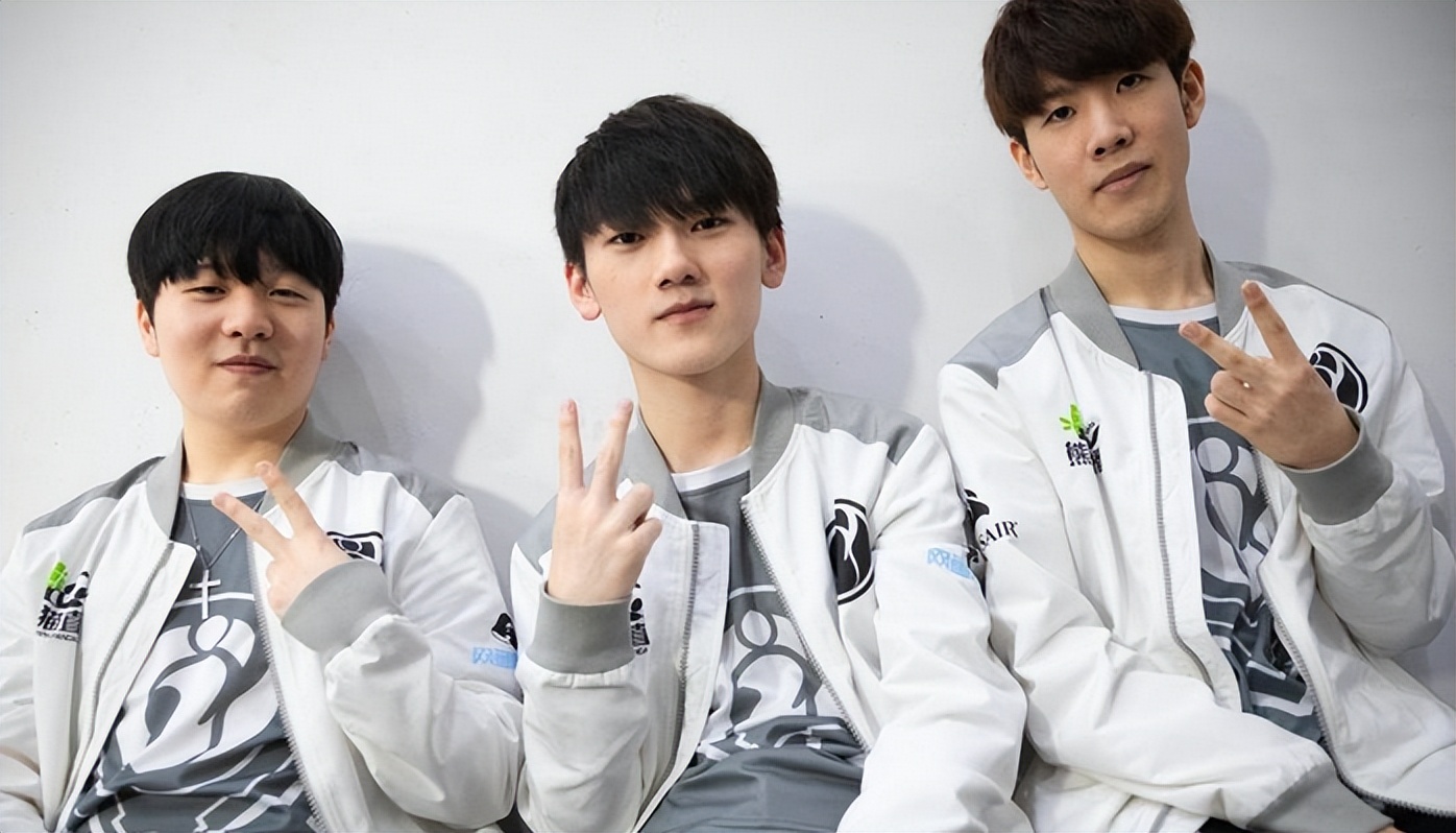 The top ten LPL players took a group photo with fixed makeup, their ...