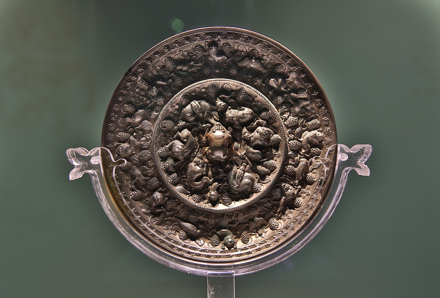 In the mirror, you can appreciate the beauty of ancient Chinese bronze ...