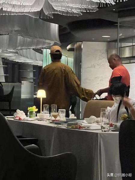 Yuan Hong went out to dinner with his parents and children, Zhang Yunyi ...