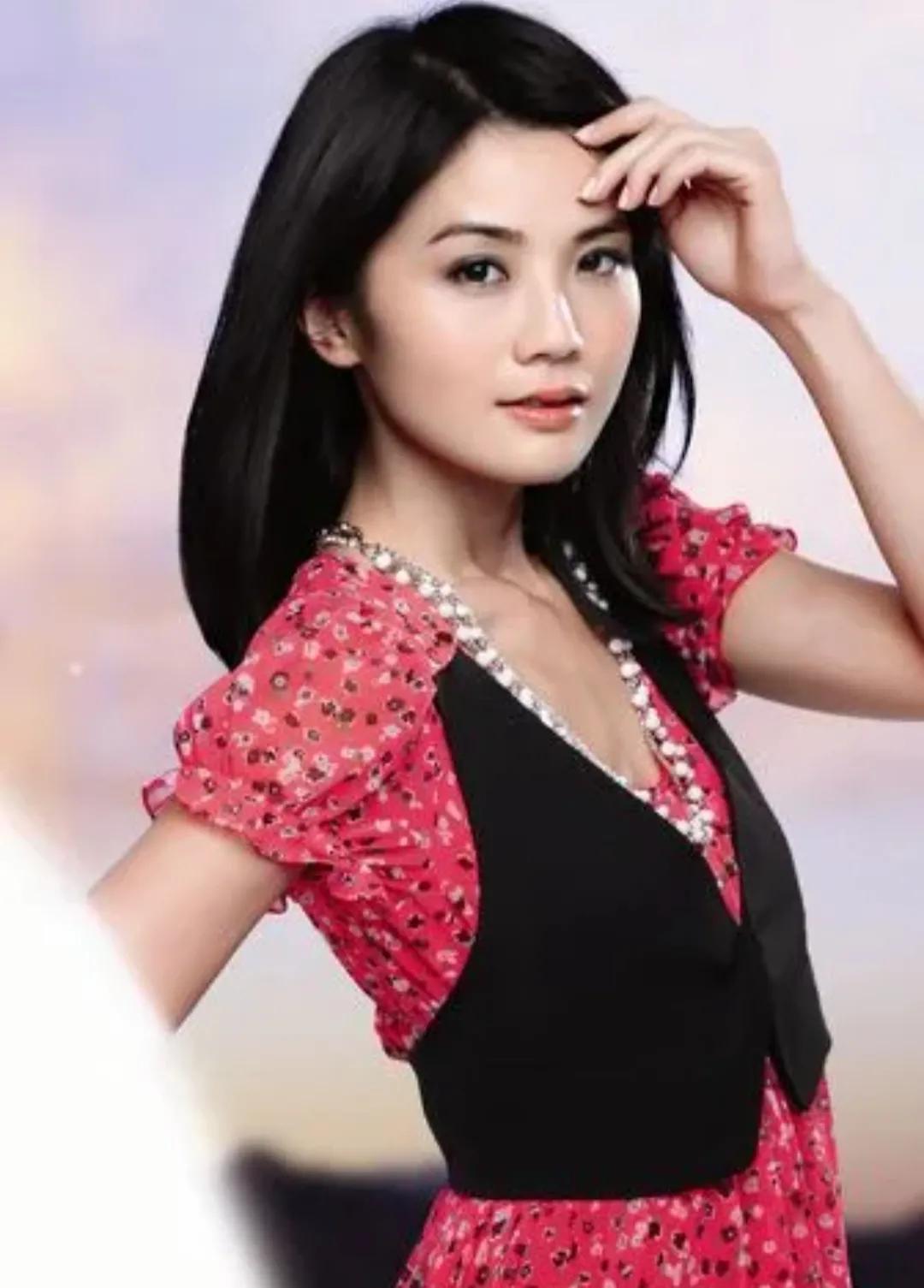 Sexy, charming and colorful Charlene Choi photo - iMedia