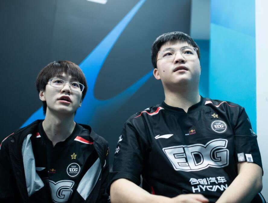 After EDG's defeat, regretful fans appeared and shouted for uzi to go back to the live broadcast ...