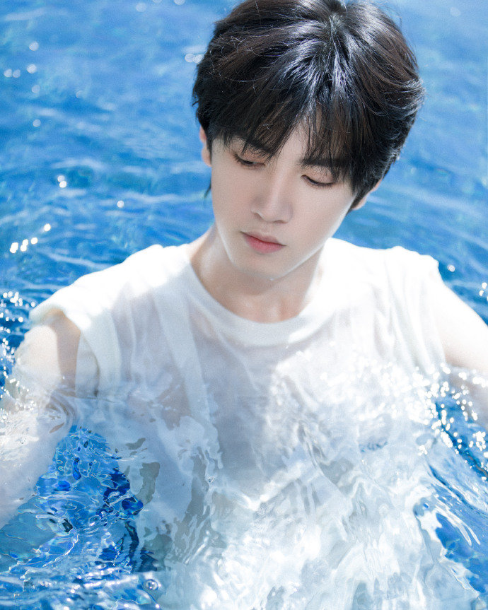 Chen Zheyuan's swimming pool photo! Summer is coming, what to see ...
