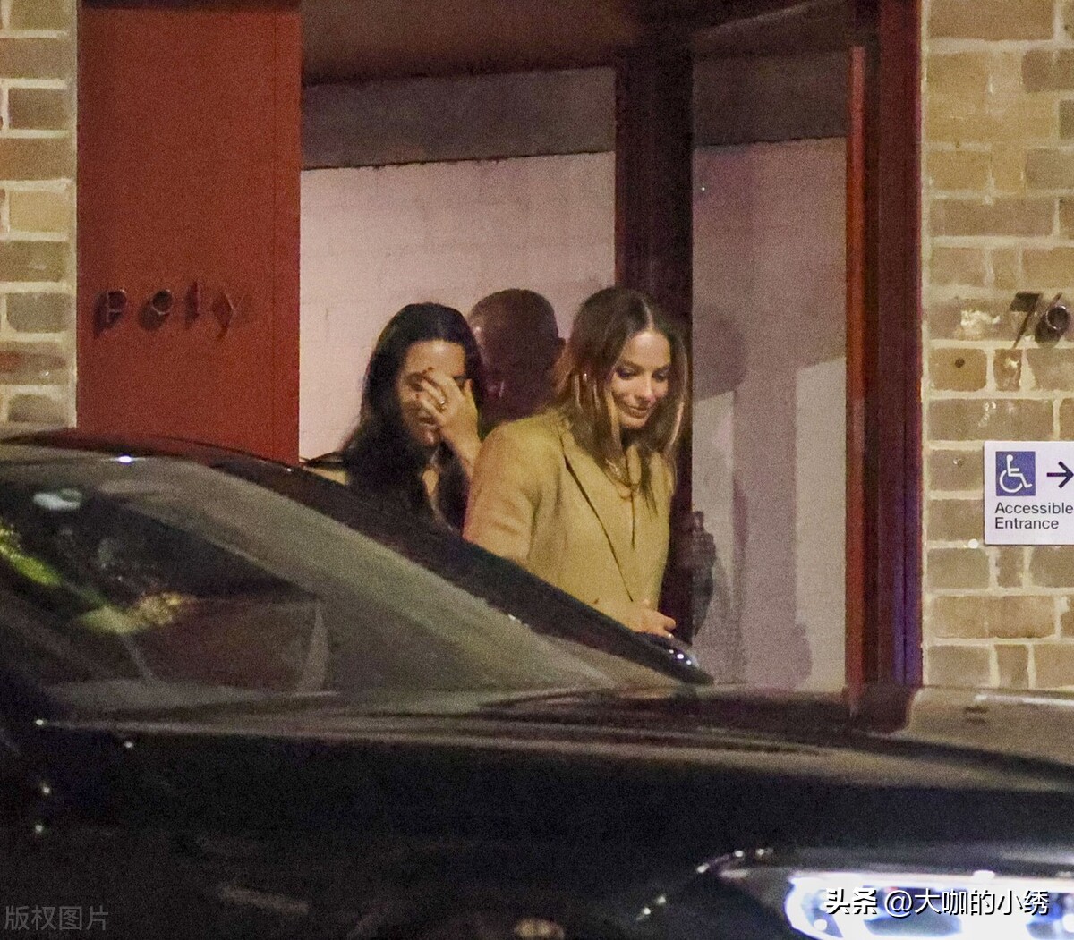 Margot Robbie leaves the bar looking dignified in a yellow suit - iMedia