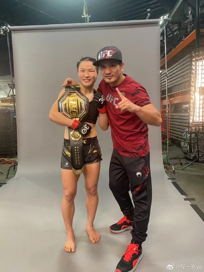 Zhang Weili poked again and brought the belt back to China - iMedia