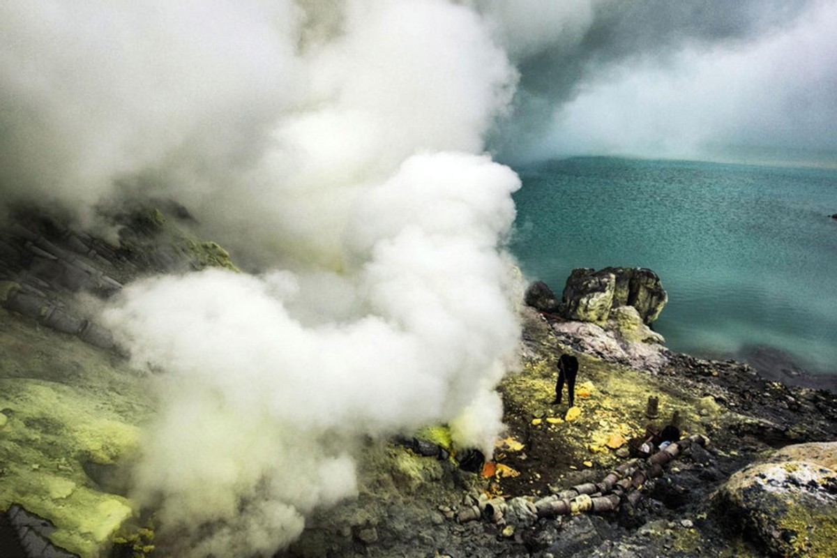 How miserable is poverty? Indonesian workers mining sulfur from ...