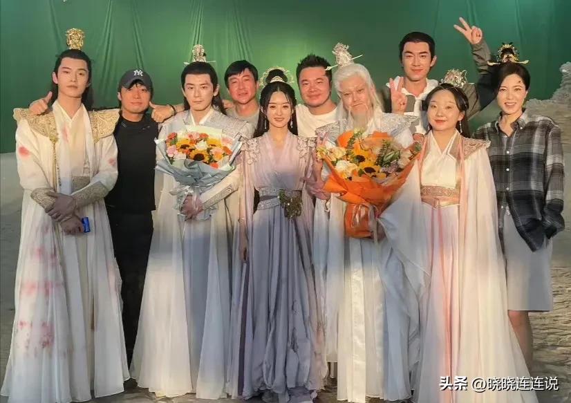Zhao Liying and Lin Gengxin took a group photo with the Fengxing crew ...